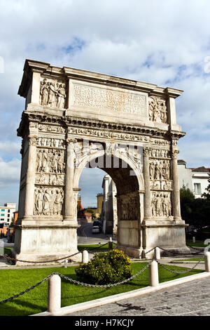 Triumphal Arch of Trajan, 114-117 a.C. Roman Buildings, Benevento ...