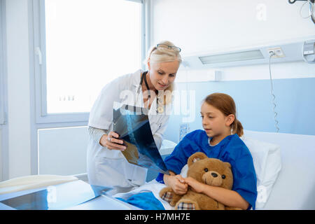 Pediatrician showing xray to patient Child In Hospital Stock Photo - Alamy