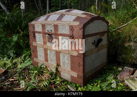 Old rusty chest Stock Photo - Alamy
