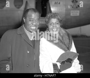 LOUIS ARMSTRONG WITH WIFE AT LONDON AIRPORT / 6 MARCH 1961 Stock Photo ...