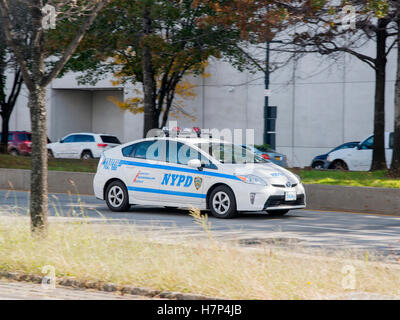 nypd traffic cop on the streets of New York City USA Stock Photo - Alamy
