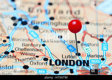 Luton, England pin on map Stock Photo - Alamy