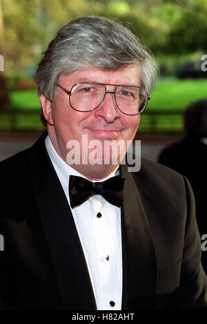 May 1, 2000 - SIMON BATES.FORMER RADIO 1 DJ.01/05/2000.Y77C1AC.CREDIT ...