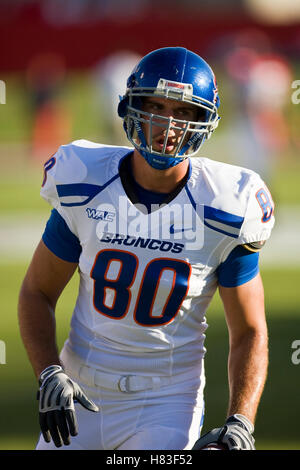 Boise State tight end Kyle Efaw (80) hangs on to a 2-yard, first-half ...
