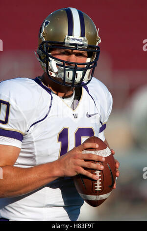 Washington quarterback Jake Locker (10) throws a 23-yard touchdown pass ...