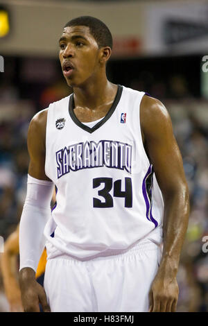 Sacramento Kings forward Jason Thompson, right, dunks as Memphis ...