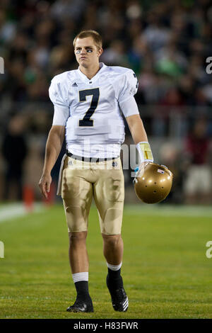 Notre Dame quarterback Jimmy Clausen (7) looks to pass in the second ...