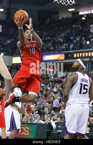 Sacramento Kings forward DeMar DeRozan (10) makes a shot over Golden ...