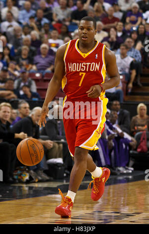 Houston Rockets guard Kyle Lowry, left, drives past Toronto Raptors ...