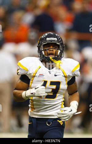 West Virginia Mountaineers running back Tye Edwards (2) runs it in for ...