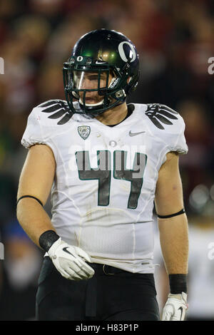 Oregon Ducks defensive end Brandon Dorlus (3) rushes the edge during ...