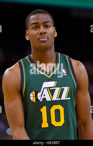 Utah Jazz guard Alec Burks (10) attempts a layup against New Orleans ...