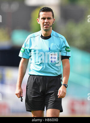 Referee Andrew Dallas Stock Photo - Alamy
