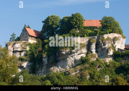 Burg Pottenstein castle towering over Pottenstein on a cliff, Naturpark ...