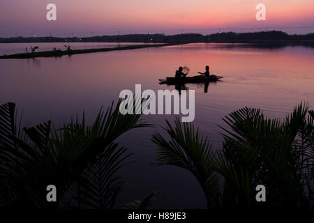 Setting traps for mud crabs in the ponds of a prawn farm that practices ...