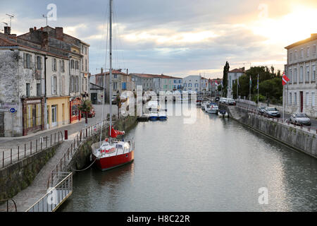 Marans (western France), August 2014: the city harbour Stock Photo - Alamy