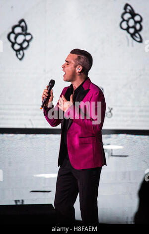Singer Robbie Williams performs with singer and actor Nicole ...
