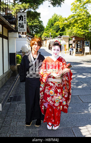 Kyoto, Japan. Traditionally-dressed geisha Stock Photo - Alamy