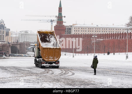 Moscow, Russia. Saturday, November 12, 2016. Early winter in Moscow. No ...
