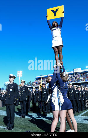 Annapolis, Maryland, USA. 12th Nov, 2016. Naval Academy cheerleaders ...