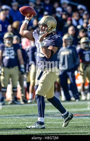 Annapolis, Maryland, USA. 12th Nov, 2016. Naval Academy quarterback ...