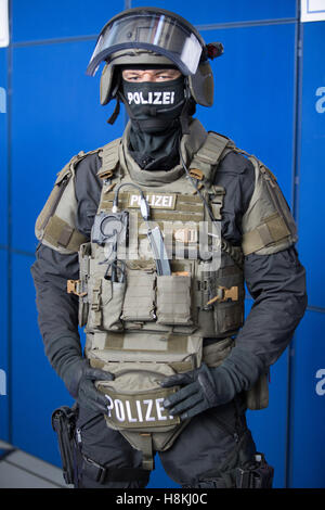 Hamburg, Germany. 14th Nov, 2016. A police officer of the Special Task ...