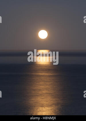 Super moon sets over the Pacific ocean in Laguna Beach, California ...