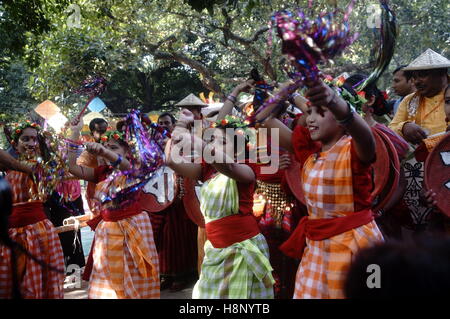 Dhaka, Bangladesh. 15th Nov, 2016. The Jatiya Nabanna Utsab Udjapon ...