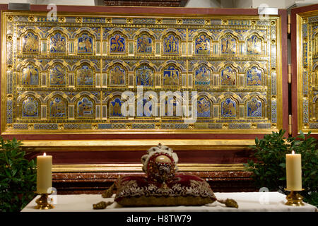 Klosterneuburg: Klosterneuburg Monastery: Verdun Altar, skull relic of ...