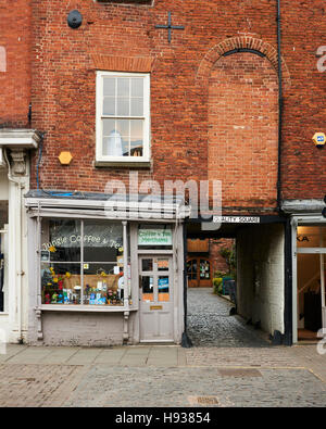 The entrance to Quality Square at Castle Square Ludlow Stock Photo - Alamy
