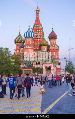 People walk along the Red Square near the Moscow Kremlin Stock Photo ...