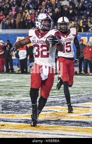 Oklahoma running back Samaje Perine (32) scores during an NCAA college football game between ...