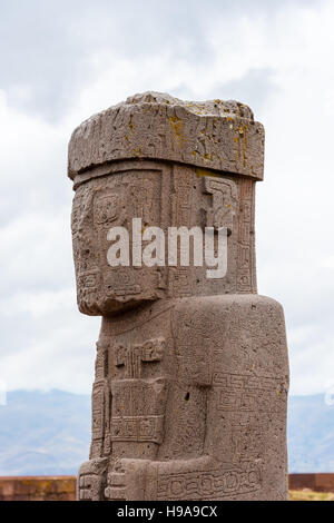 Ancient statue at Tiwanaku (Tiahuanaco), Pre-Columbian archaeological ...