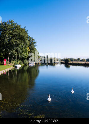 River Thames, and Thames Path, Shiplake Collage, Shiplake, nr Henley-on ...