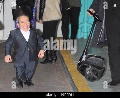 Warwick Davis at the ITV studios London, England - 04.11.11 Stock Photo ...