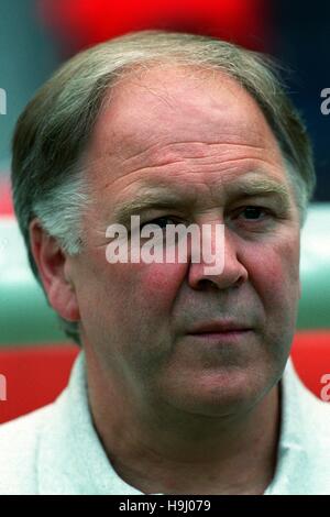 CRAIG BROWN SCOTLAND MANAGER 18 June 1998 Stock Photo - Alamy