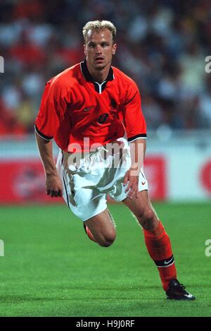 DENNIS BERGKAMP HOLLAND & ARSENAL FC 25 June 1998 Stock Photo - Alamy