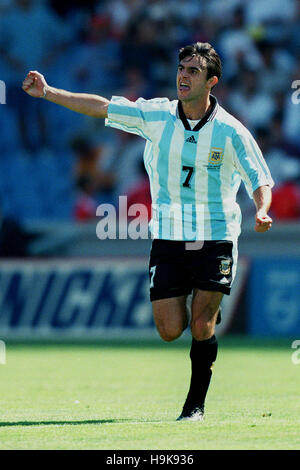 CLAUDIO LOPEZ ARGENTINA & VALENICIA 04 July 1998 Stock Photo - Alamy