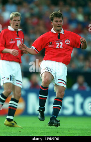 ROAR STRAND NORWAY 16 June 1998 Stock Photo - Alamy