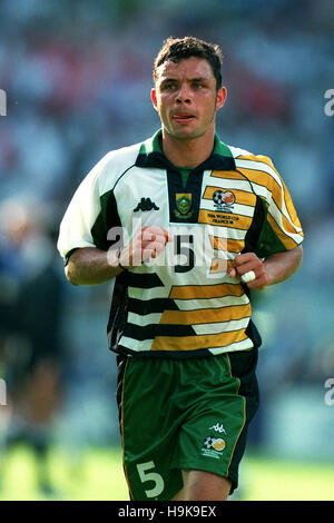 MARK FISH SOUTH AFRICA & BOLTON WANDERER 18 June 1998 Stock Photo - Alamy