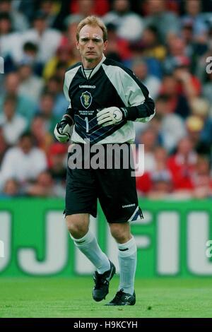 JIM LEIGHTON SCOTLAND 16 June 1998 Stock Photo - Alamy