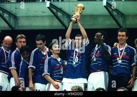 ZIDANE LIFTS THE WORLD CUP BRAZIL V FRANCE 12 July 1998 Stock Photo - Alamy