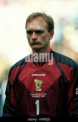 JIM LEIGHTON SCOTLAND 10 June 1998 Stock Photo - Alamy