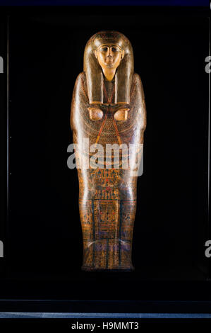 Close up, Egyptian Mummy, Inside egyptian antiquities of the louvre ...