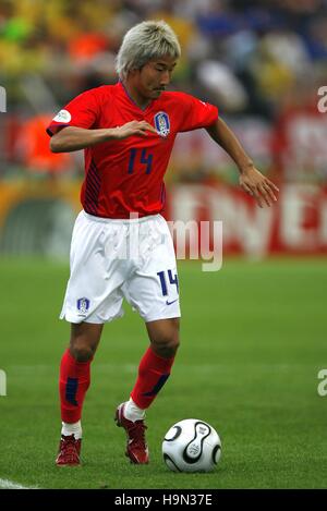 LEE CHUN SOO KOREA REPUBLIC & ULSAN TIGERS WORLD CUP FRANKFURT GERMANY ...