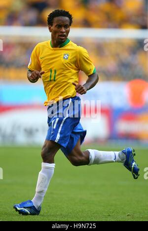 ZE ROBERTO BRAZIL & BAYERN MUNICH STADE DE GENEVA GENEVA SWITZERLAND 04 ...
