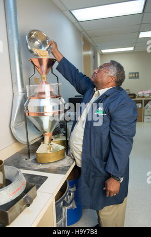 The USDA and GIPSA oversee the inspection of corn grain at packing ...