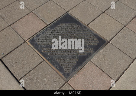 Loeb Fountain, Purdue University campus with Beering Hall left ...