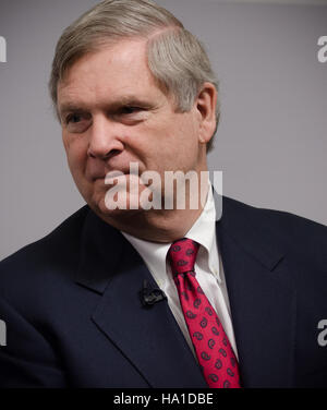 Agriculture Secretaries Ann Veneman and Tom Vilsack, along with others ...