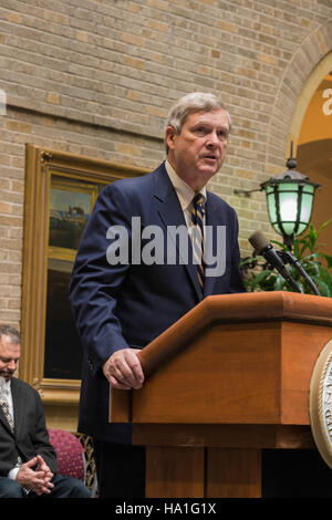 Agriculture Secretary Tom Vilsack recognizes the unsung heroes in ...